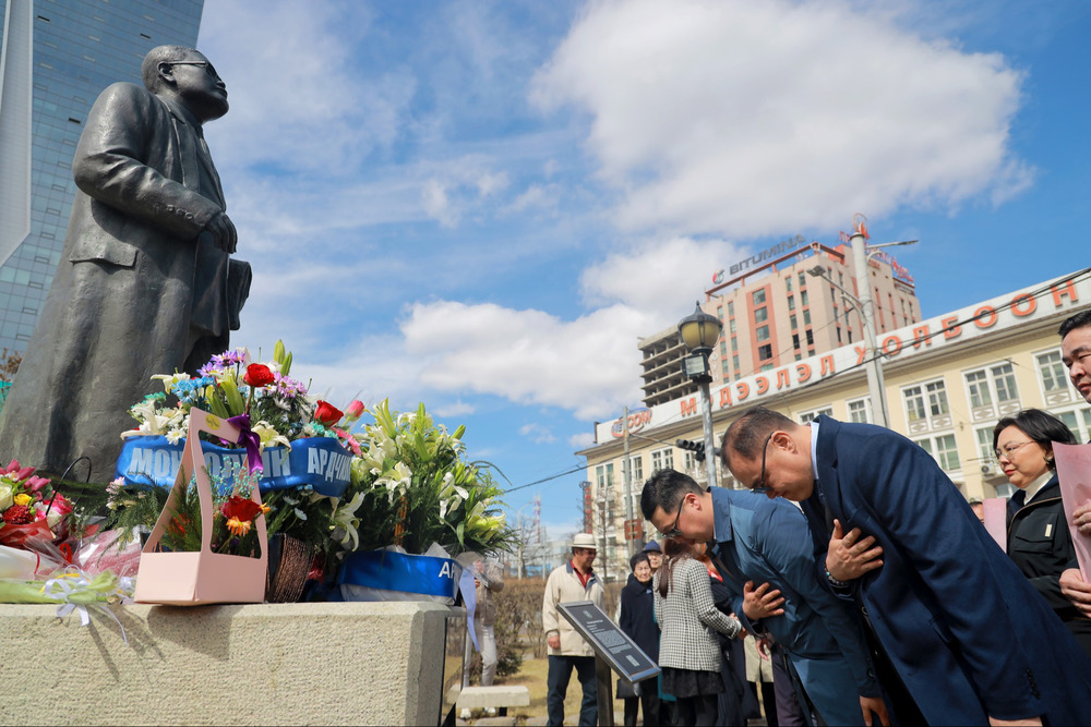 Ардчилсан намын удирдлагууд С Зориг агсны хөшөөнд цэцэг өргөж хүндэтгэл үзүүллээ